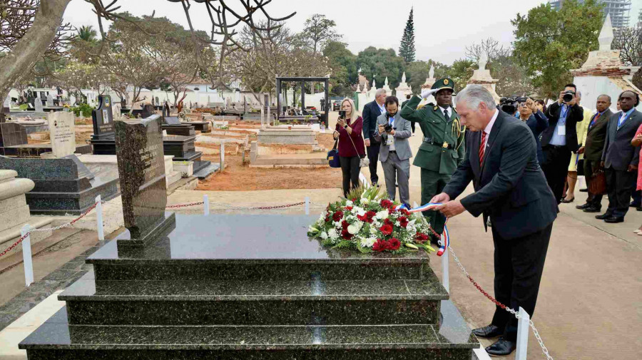 Presidente cubano rende homenagem ao comandante Arguelles - Angola