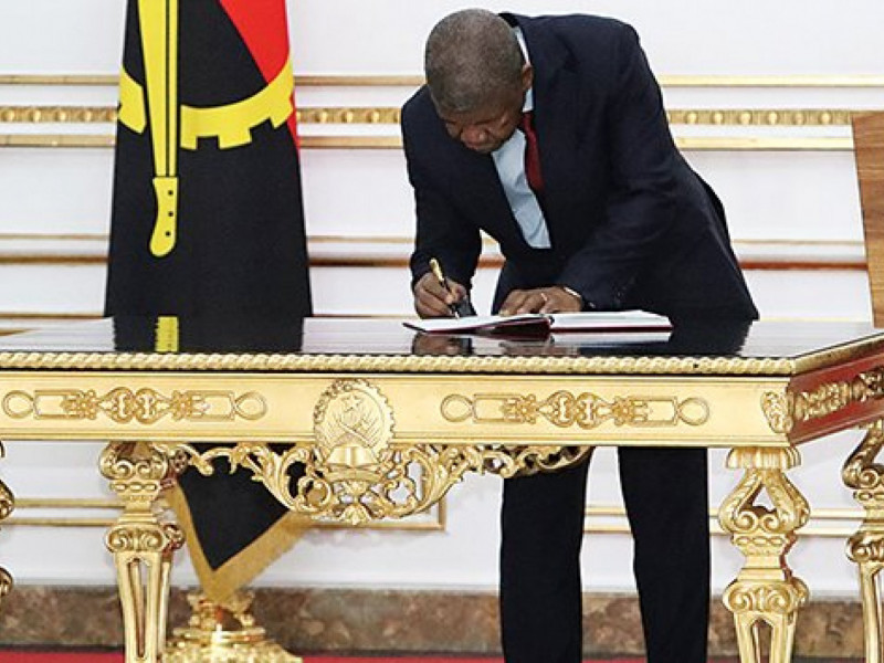 Presidente nomeia oficiais generais e almirantes - Angola