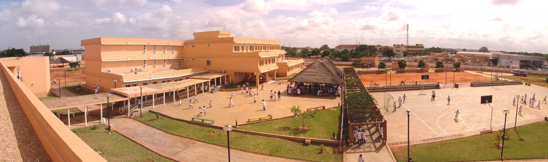 Penhoradas contas da Escola Portuguesa de Luanda - Angola