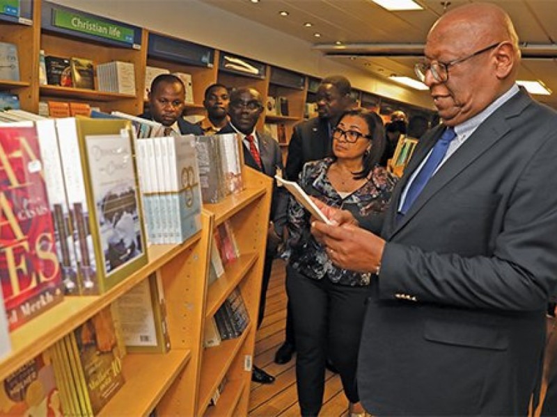 Maior livraria flutuante do mundo está em Luanda - Angola
