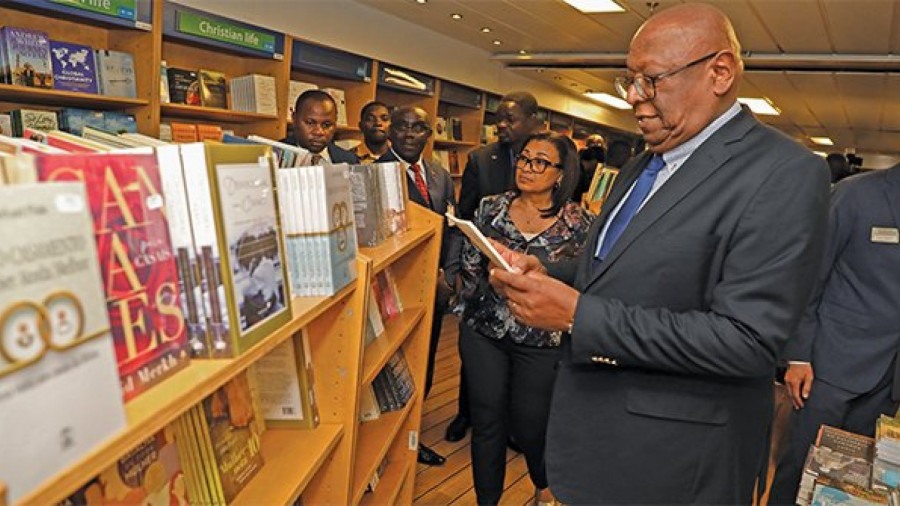 Maior livraria flutuante do mundo está em Luanda - Angola