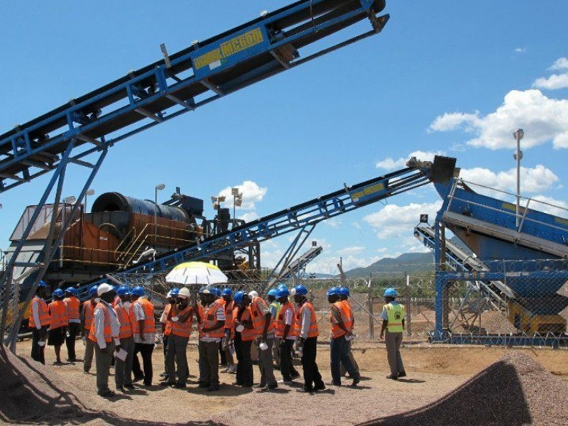 Maior empresa diamantífera do Zimbabwe despede 400 trabalhadores - Angola